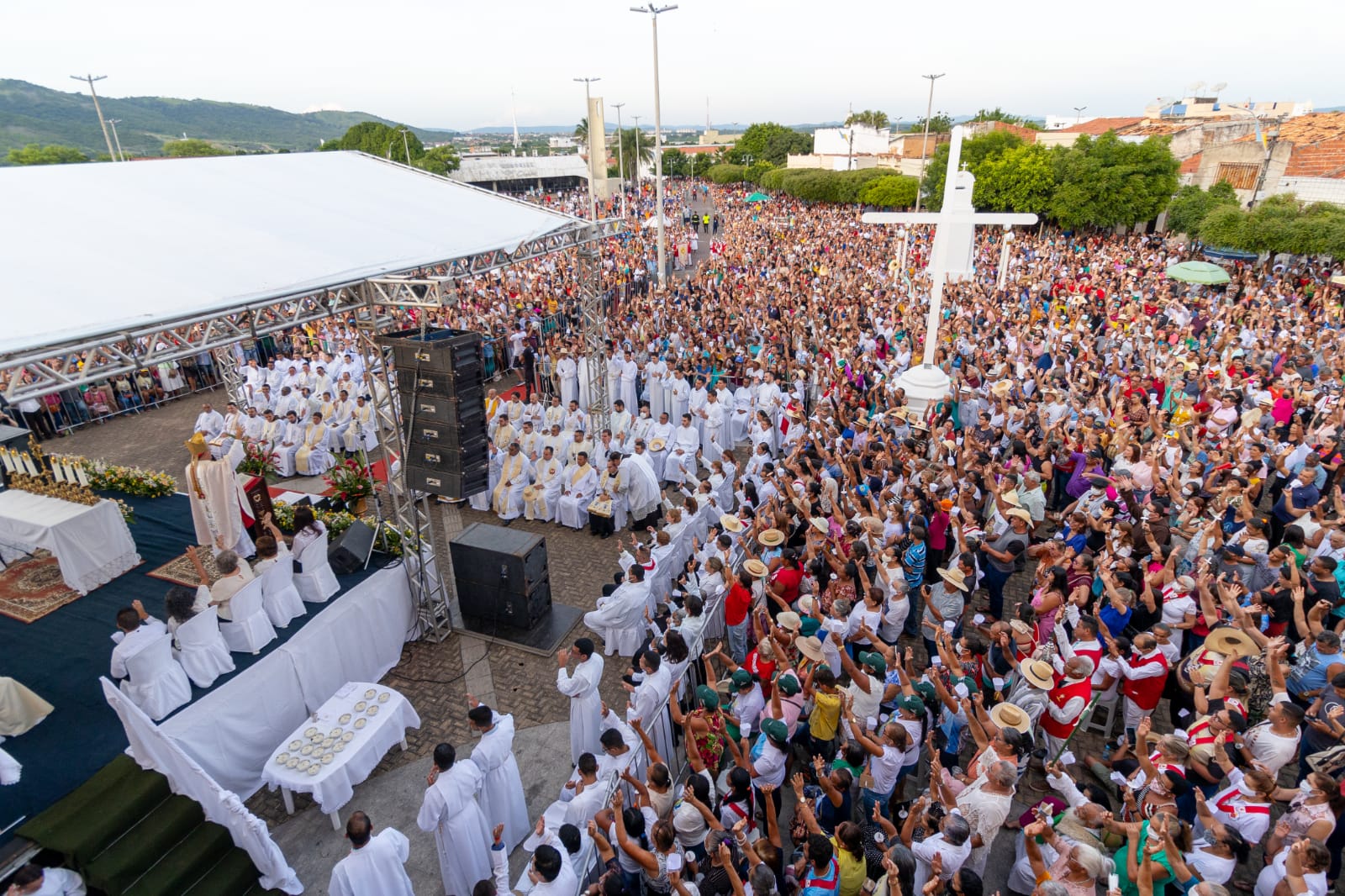 ROMARIA DE NOSSA SENHORA DAS CANDEIAS TEVE FIM, MAS CONSEGUIU ILUMINAR ...